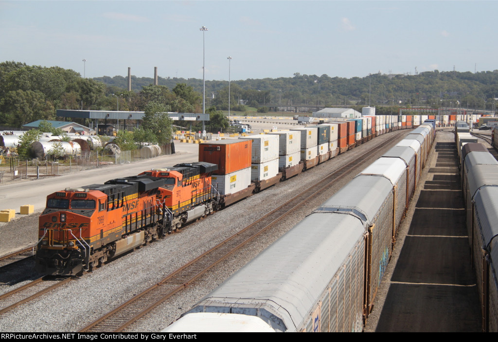 BNSF 7869 & trailing unit BNSF 5972
